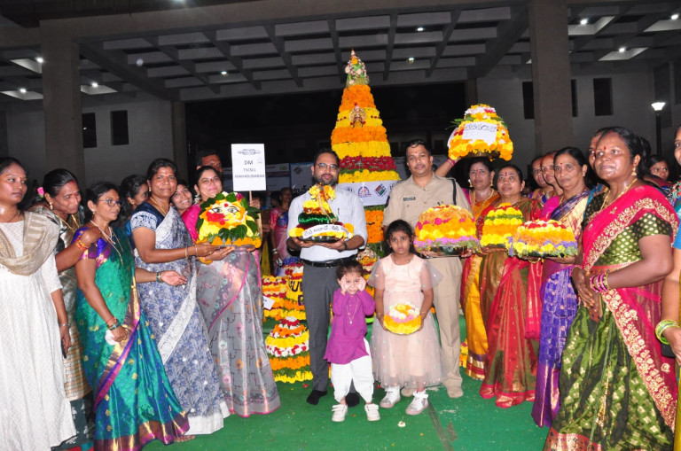 ఐడిఓసి కార్యాలయంలో బతుకమ్మ సంబరాలు... - INB TIMES